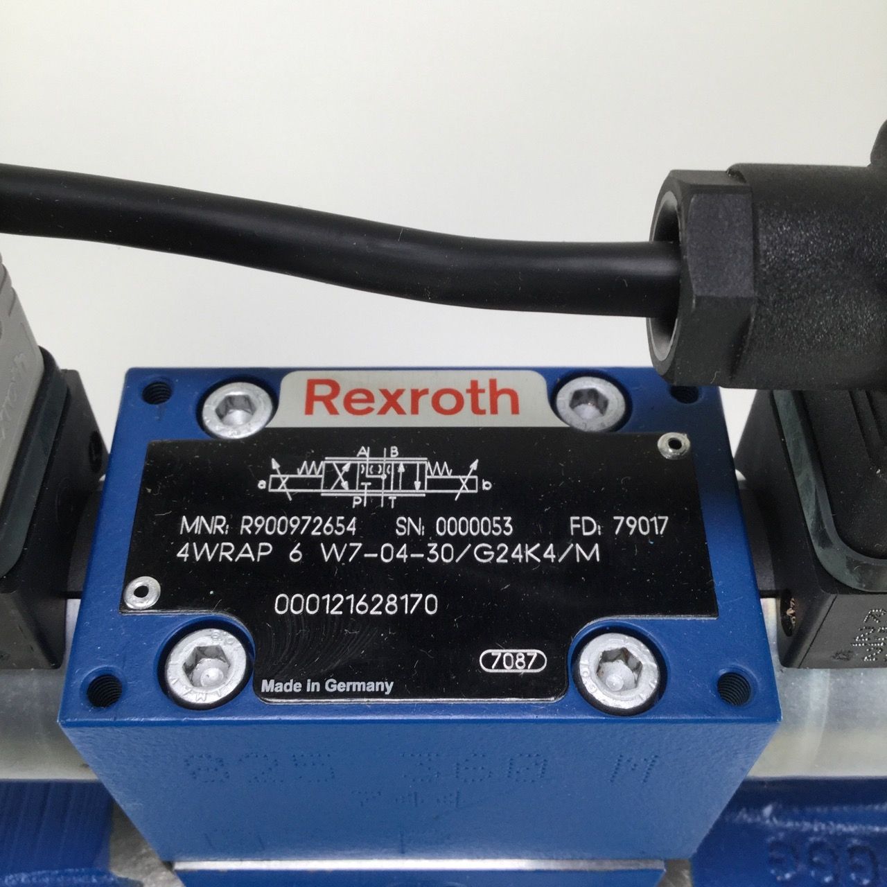 Rexroth R900248373 4WRKE 16 E125L-33/6EG24EK31/A1D3M valve R900972654 ...