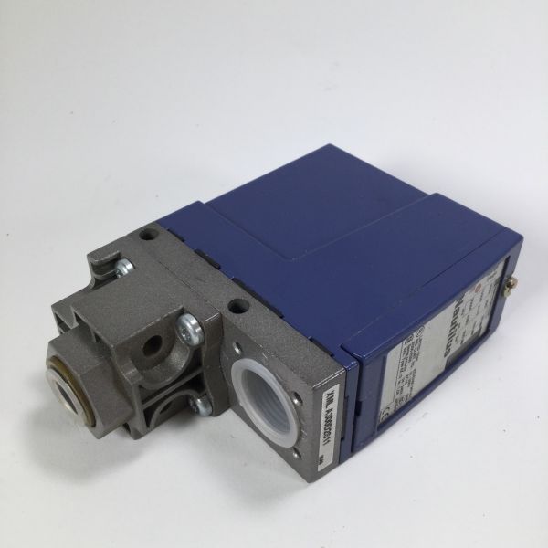 Telemecanique Nautilus XML A300D2S11 Pressure switch XMLA 300 bar Used UMP