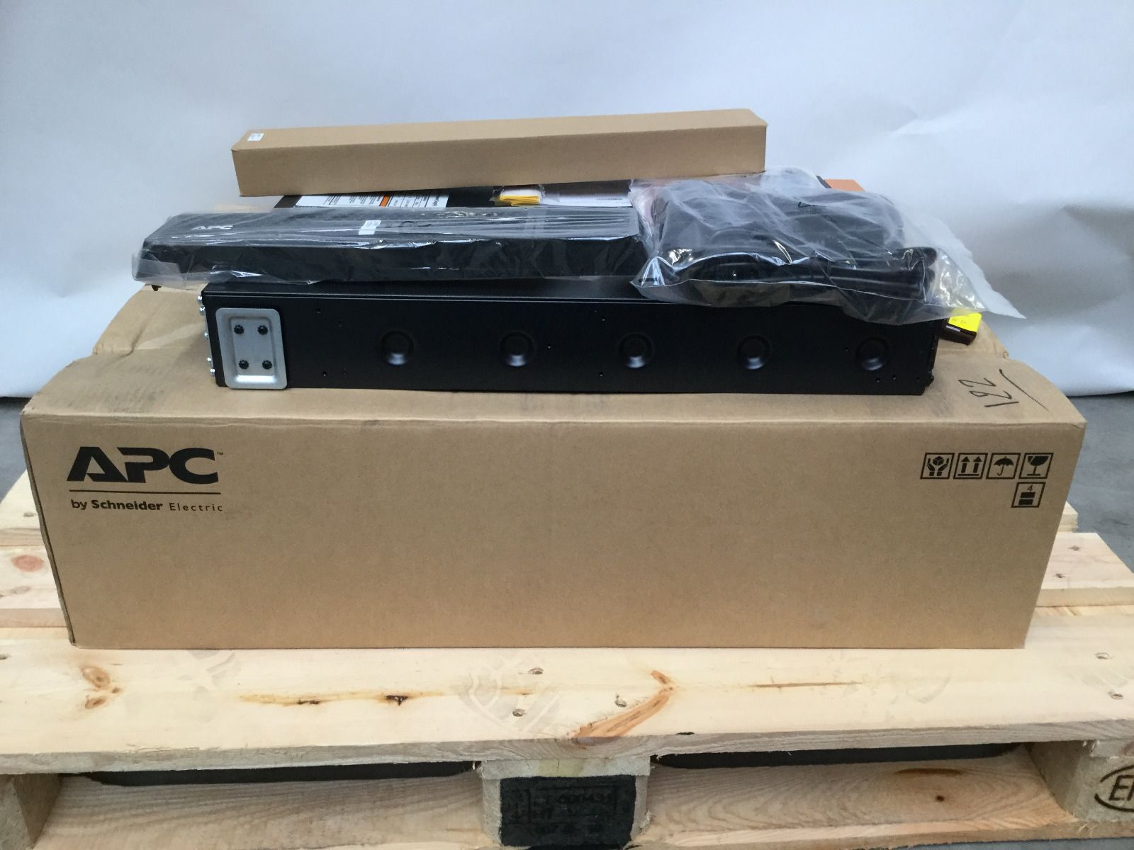 Schneider Electric SRT3000RMXLI | Maxodeals