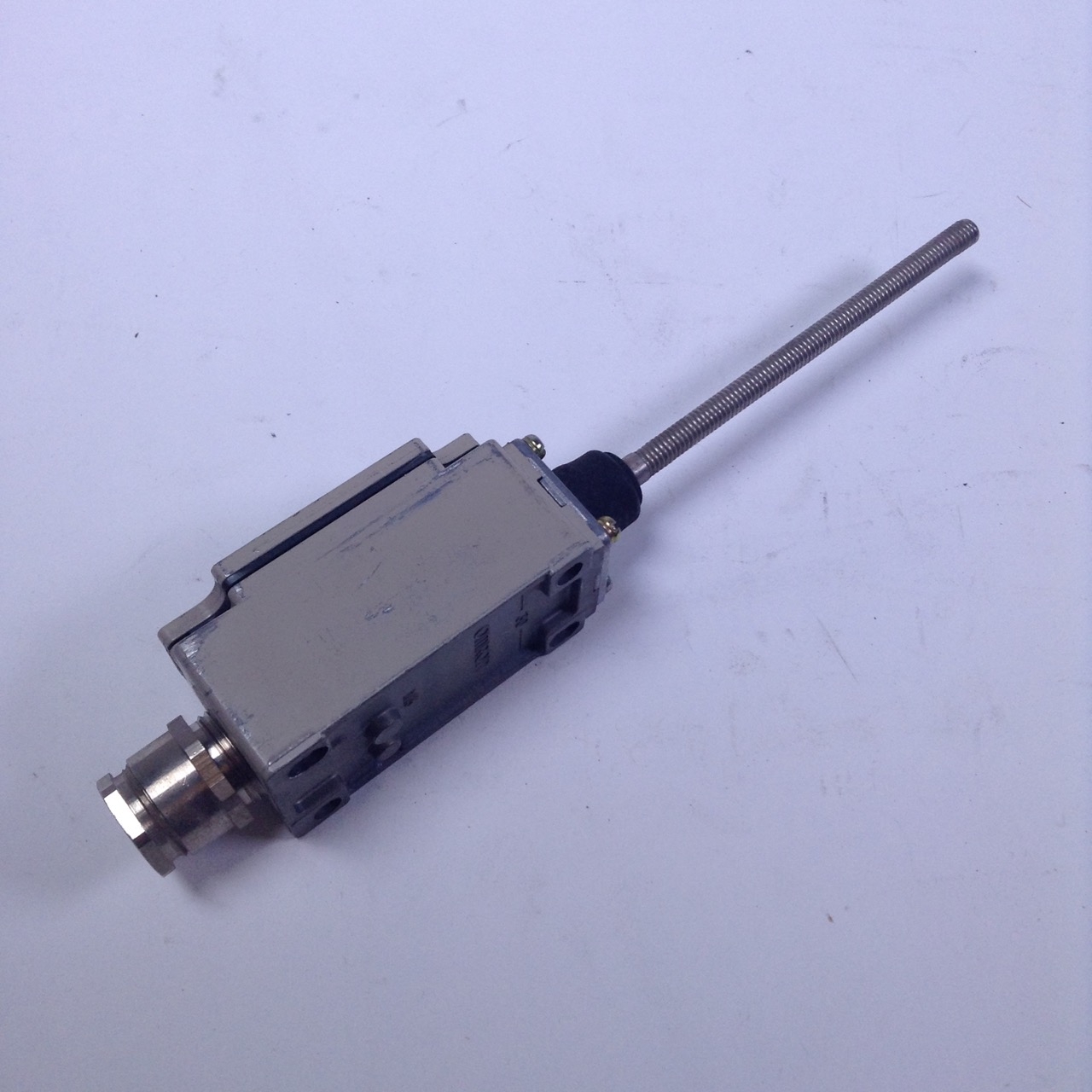 Omron D4B-1181N limit switch endschalter 2A 400V used UMP